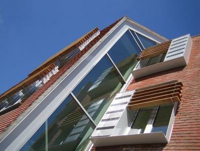 Noises off | Features | Building